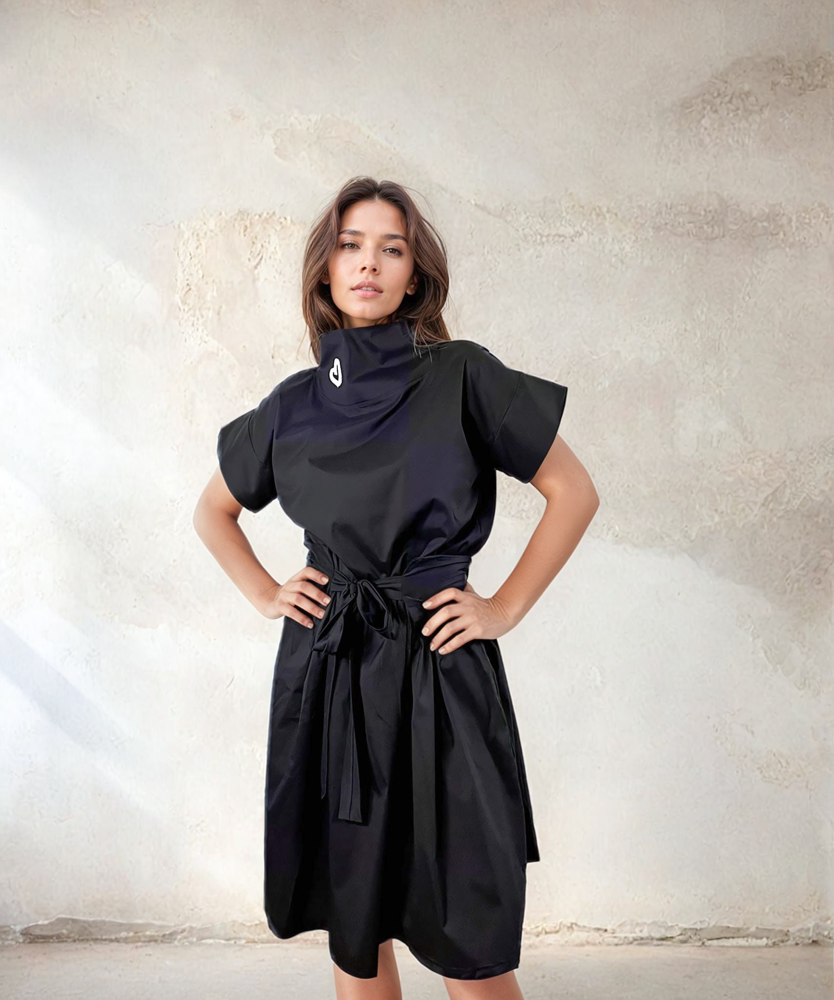 Crna haljina sa rolkom i kaišem u struku – www.coconutshop.rs